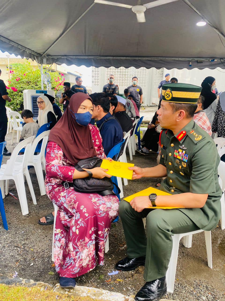 Agong kurnia sumbangan kepada waris mangsa nahas pesawat - Media Madani