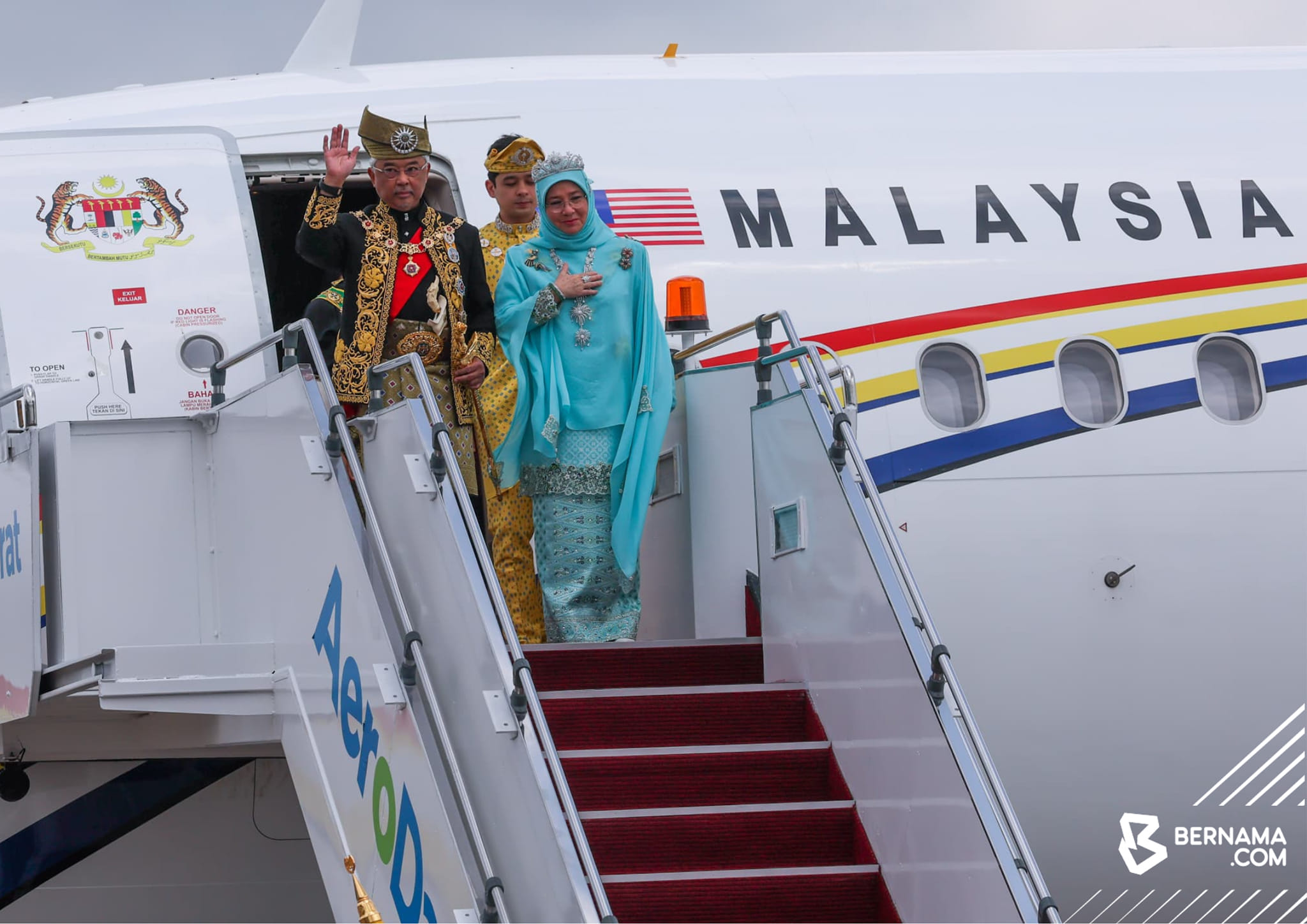Al-Sultan Abdullah Ri'ayatuddin, Tunku Azizah tiba di Pahang selepas ...