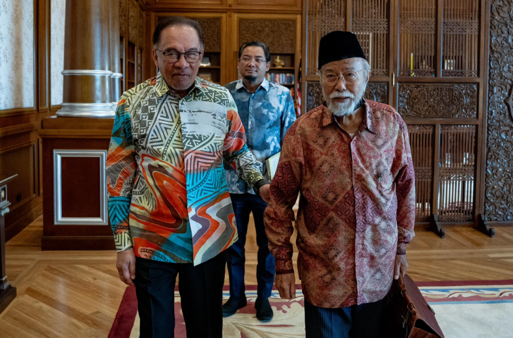 PM Anwar terima kunjungan sahabat lama, Prof Emeritus Ahmat Adam - Media Madani
