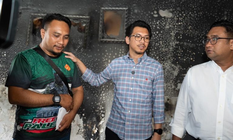 PM Anwar hulur sumbangan kepada keluarga penjawat awam terjejas kebakaran rumah - Media Madani