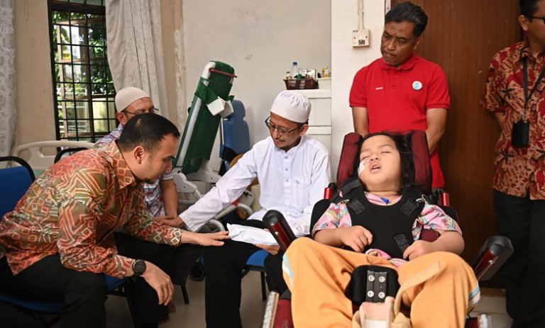 PM Anwar hulur sumbangan, tampung kos perubatan adik Tasnim Al-Ulya Amali - Media Madani