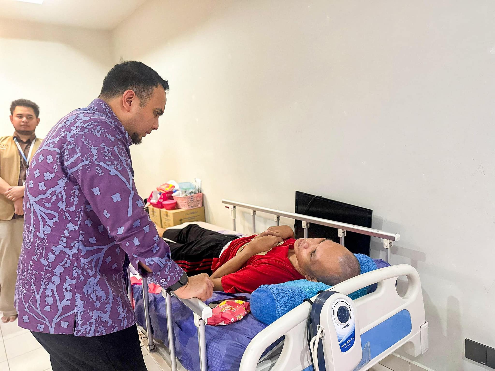 PM Anwar sampaikan sumbangan kepada bekas pengawal pengiring - Media Madani